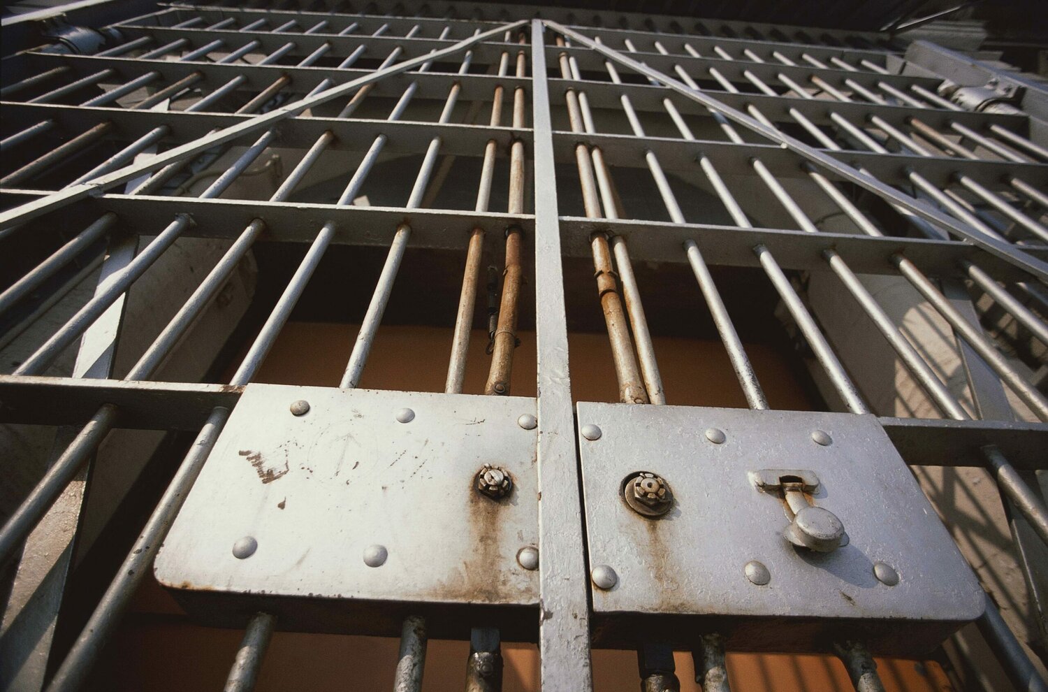 Daughter of Wisconsin inmate who died in solitary files federal lawsuit ...