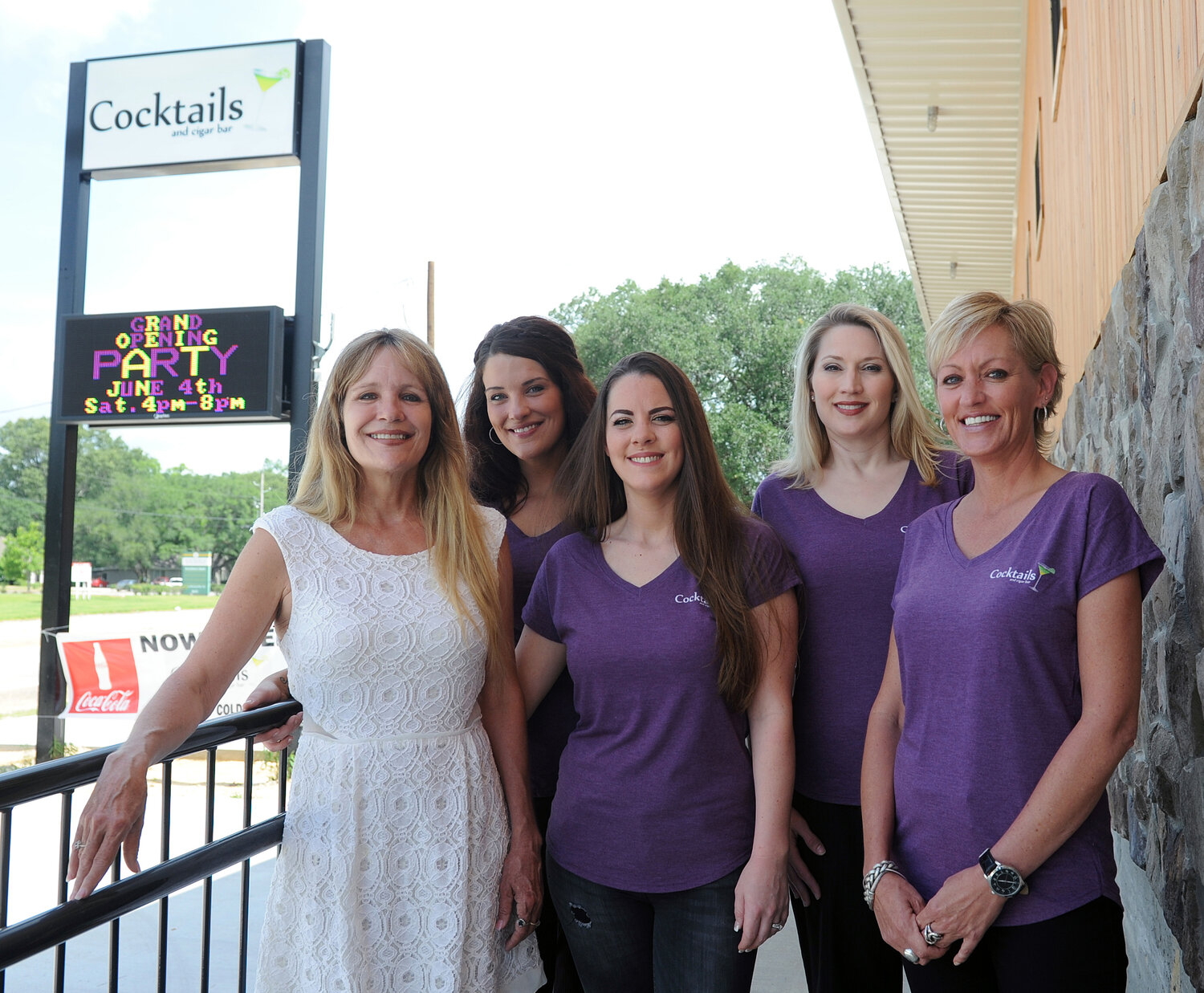 Cocktail Bar opens - Livingston Parish News