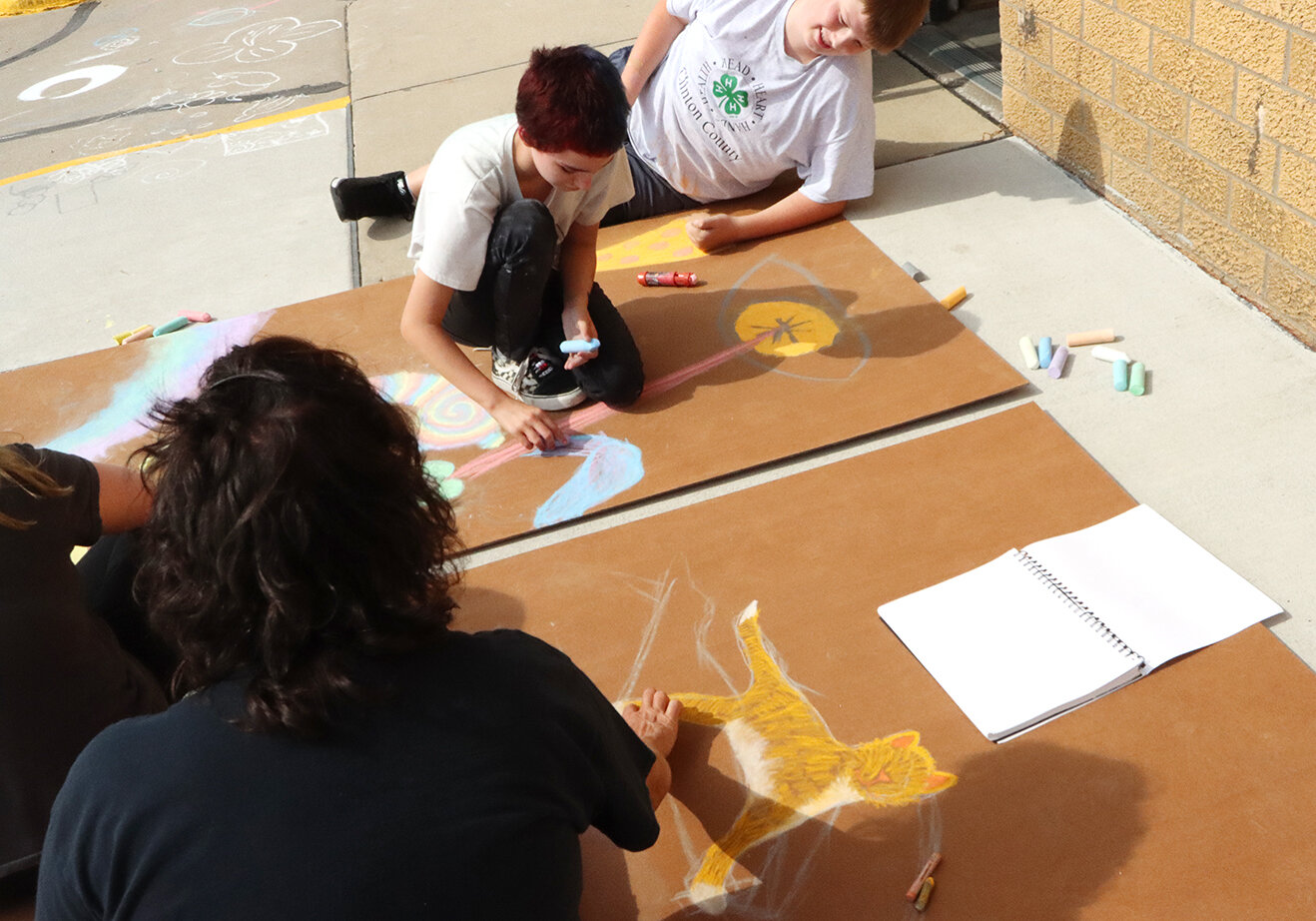 Art classes collaborate on homecoming display | North Scott Press