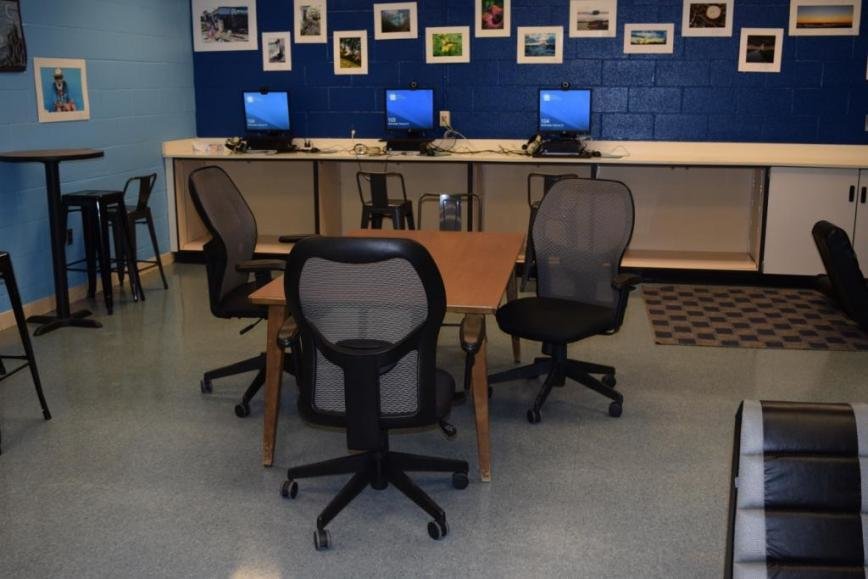 Digital Learning Commons Room At Chesapeake Provides Students Many ...